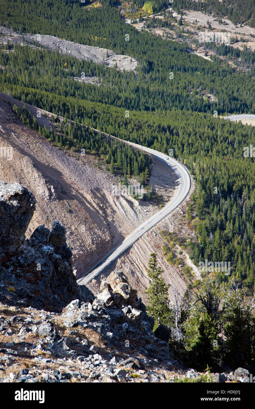 The Beartooth Scenic Byway Rt 212 Crosses Beartooth Pass 10 947