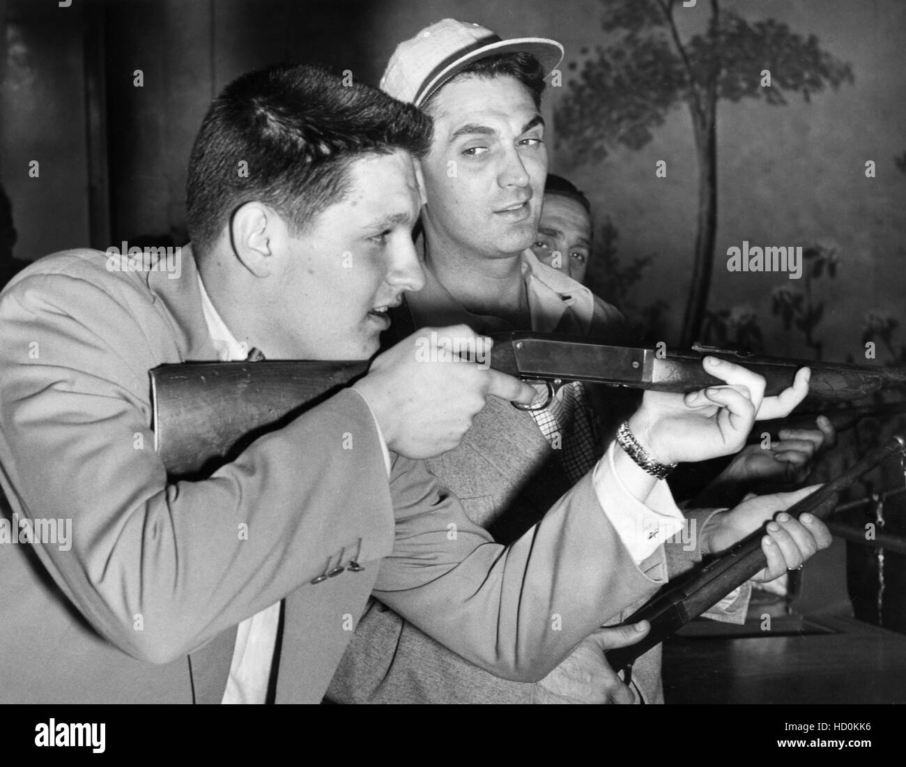 Robert Alda offers son Alan shooting tips, Palisades Park, NJ, 06-13 ...