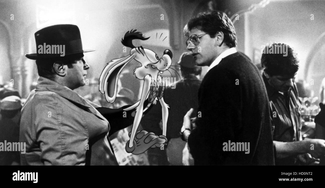 WHO FRAMED ROGER RABBIT, from left: Bob Hoskins, Roger Rabbit, director ...