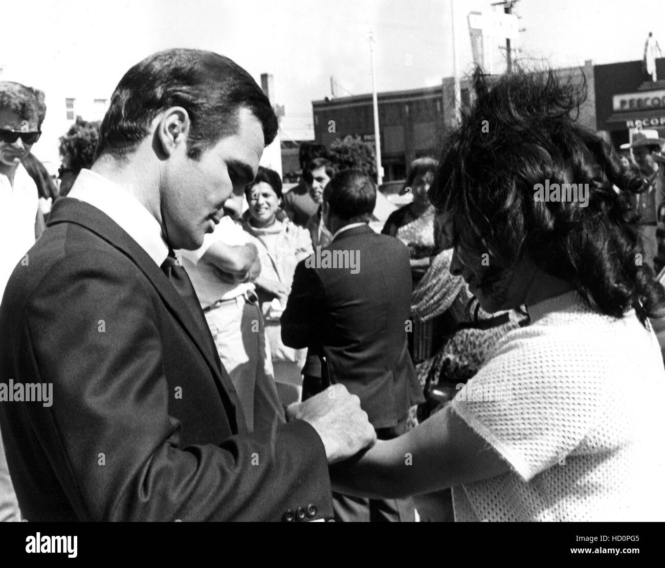 BURT REYNOLDS signs an autograph for a fan during production of his TV ...