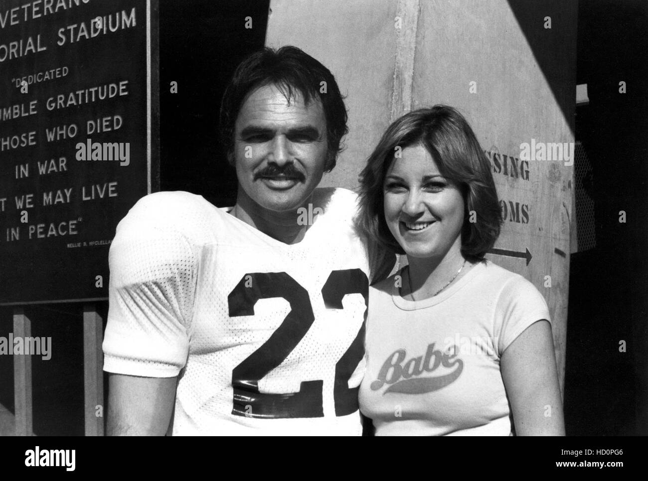 BURT REYNOLDS and CHRIS EVERT pose outside the Veteran's Memorial ...