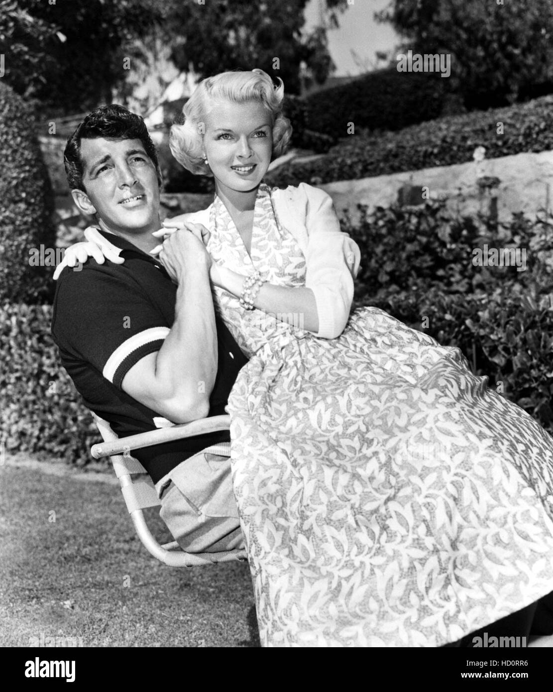 DEAN MARTIN poses with wife JEANNIE MARTIN on their lawn, 1952 Stock ...