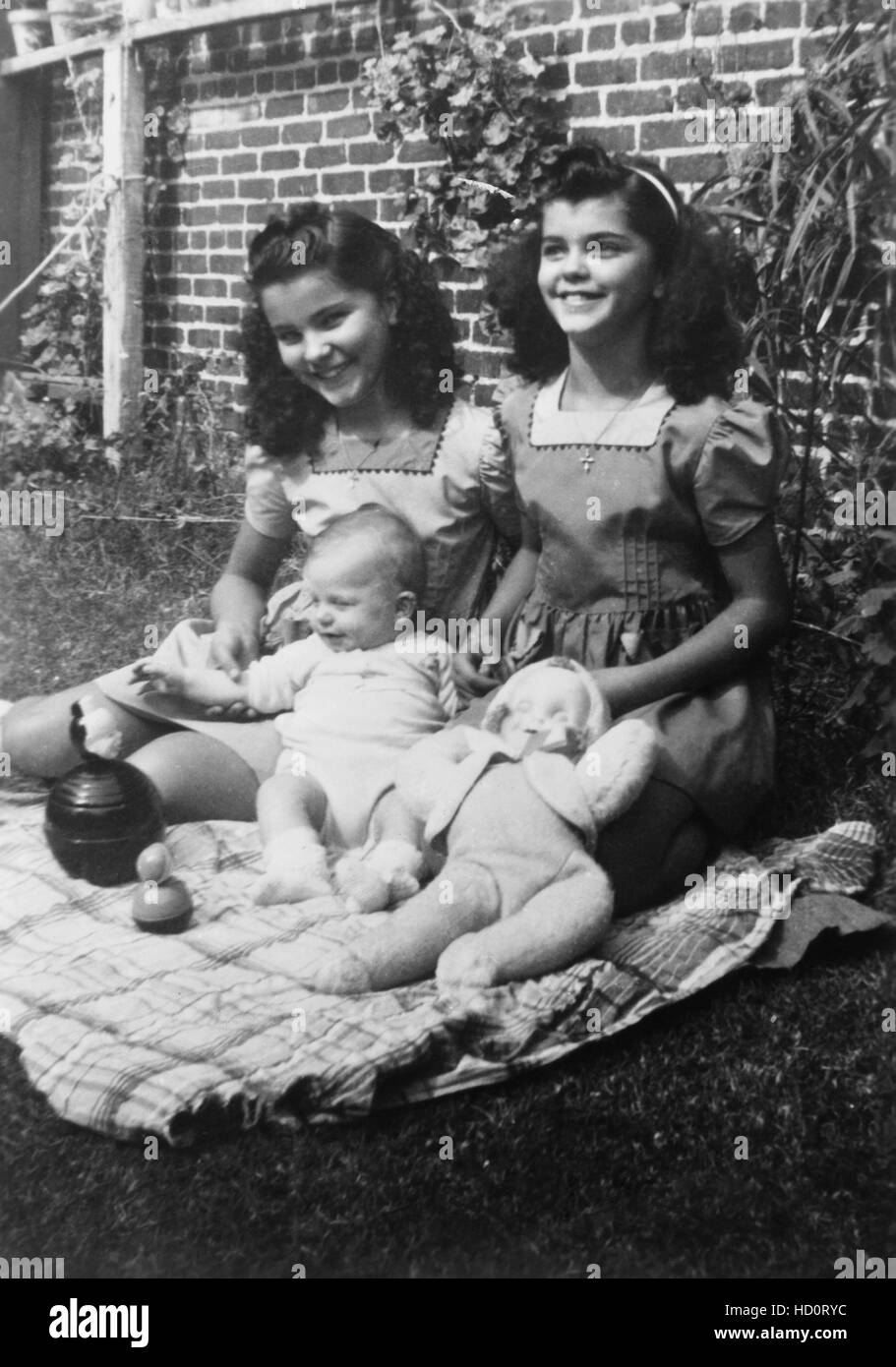 Debra Paget (left) with her sister Leslie who became the actress Lisa ...