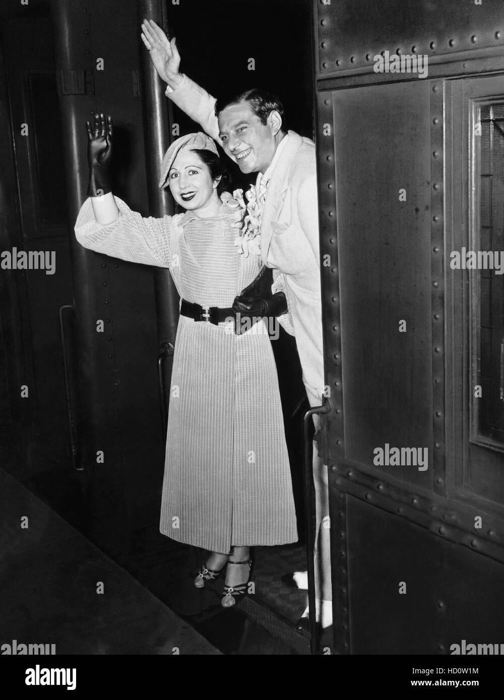 Vaudeville stars Eva Sully (left) and Jesse Block, arriving in Los ...