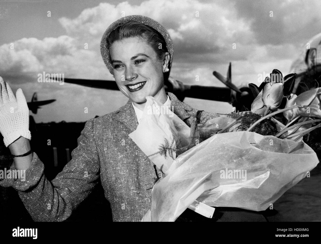 Grace Kelly arriving in Paris, 5/4/55 Stock Photo - Alamy