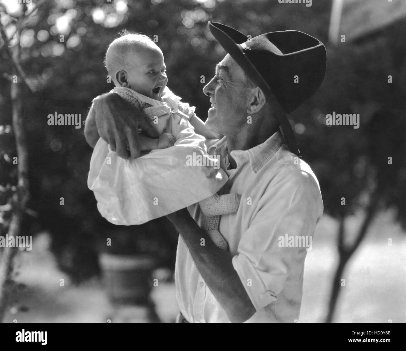 Harry Carey, Sr., holding Harry Carey, Jr., 1921 Stock Photo - Alamy