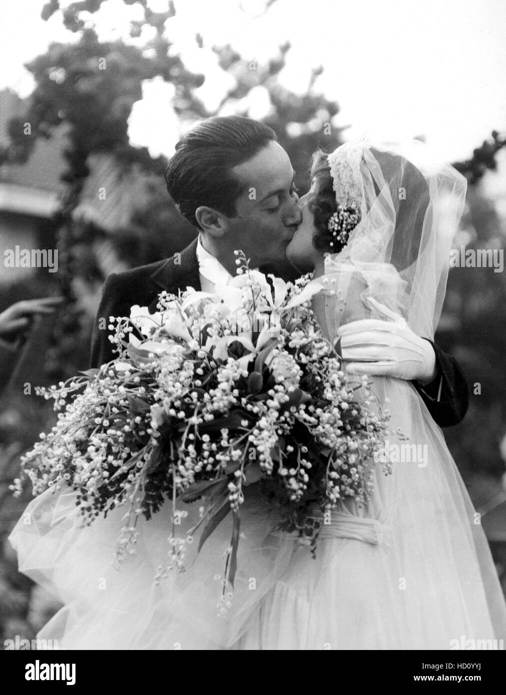 Irving Thalberg and bride Norma Shearer share a kiss, Hollywood, CA ...