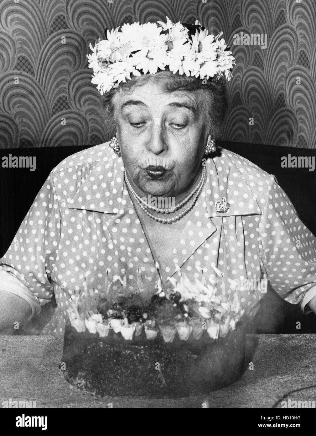 Jane Darwell at her eightieth birthday party, October 15, 1959 Stock ...