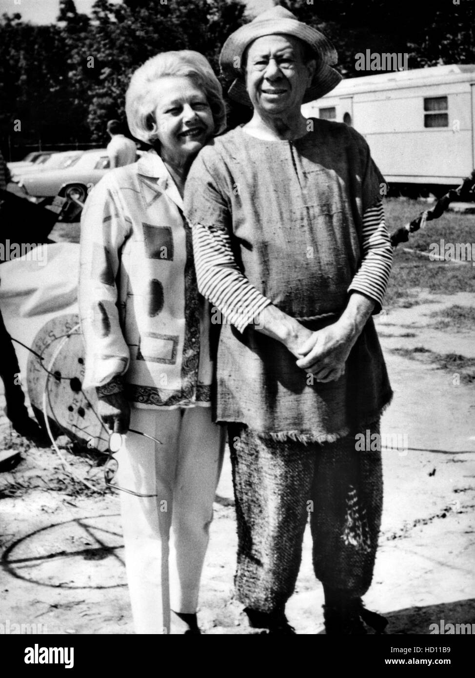 From left: Mildred Lahr and husband, Bert Lahr who is dressed in ...