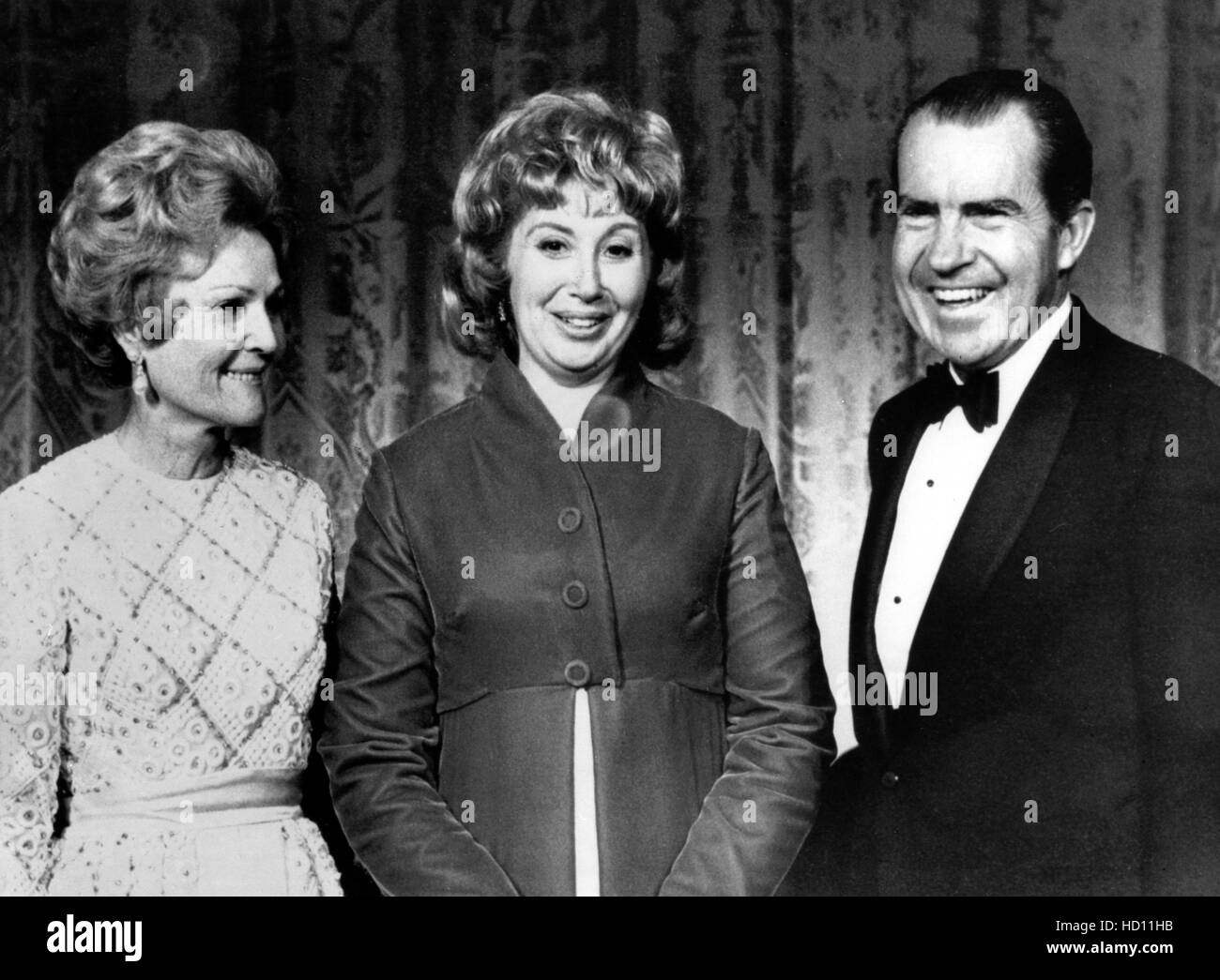 Beverly Sills, flanked by President Richard Nixon and First Lady Pat as ...