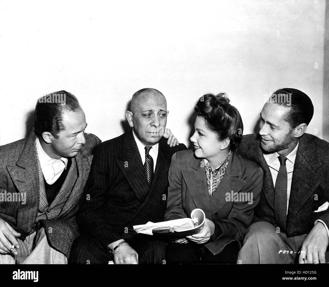 FIVE GRAVES TO CAIRO, from left: Director Billy Wilder, Erich Von ...