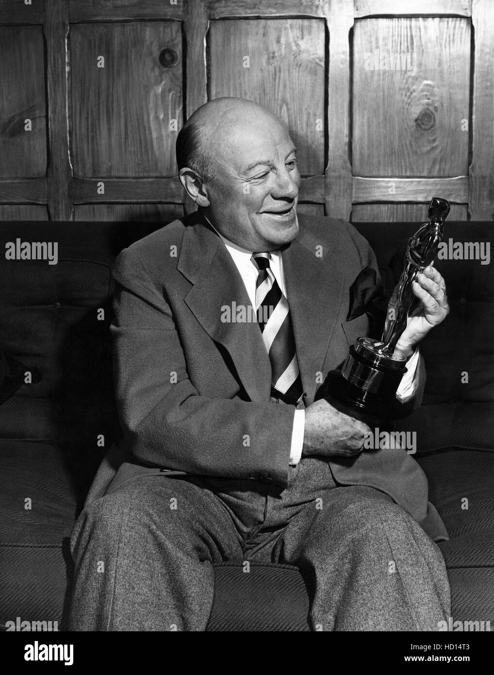 Edmund Gwenn with his Oscar for Best Supporting Actor for MIRACLE ON ...