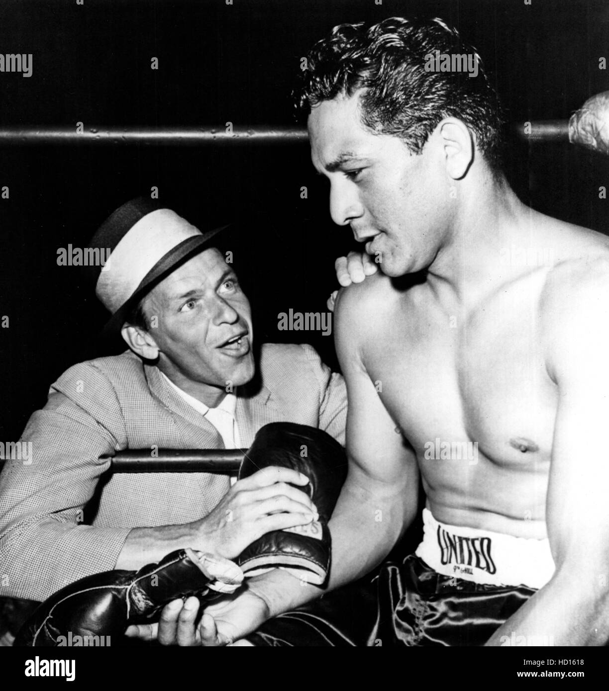 Frank Sinatra, with boxer Cisco Andrade ca. 1956 Stock Photo - Alamy