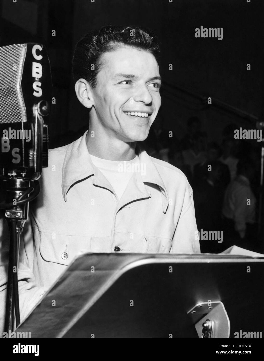 Frank Sinatra at the CBS radio microphone, 1950 Stock Photo - Alamy