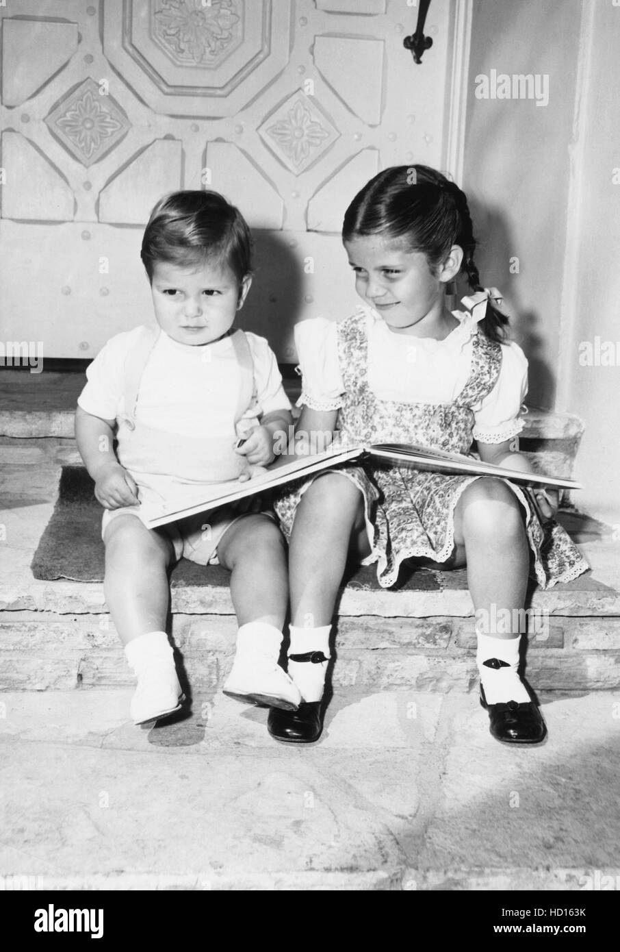 From left, Frank Sinatra, Jr., and Nancy Sinatra, 1945 Stock Photo - Alamy