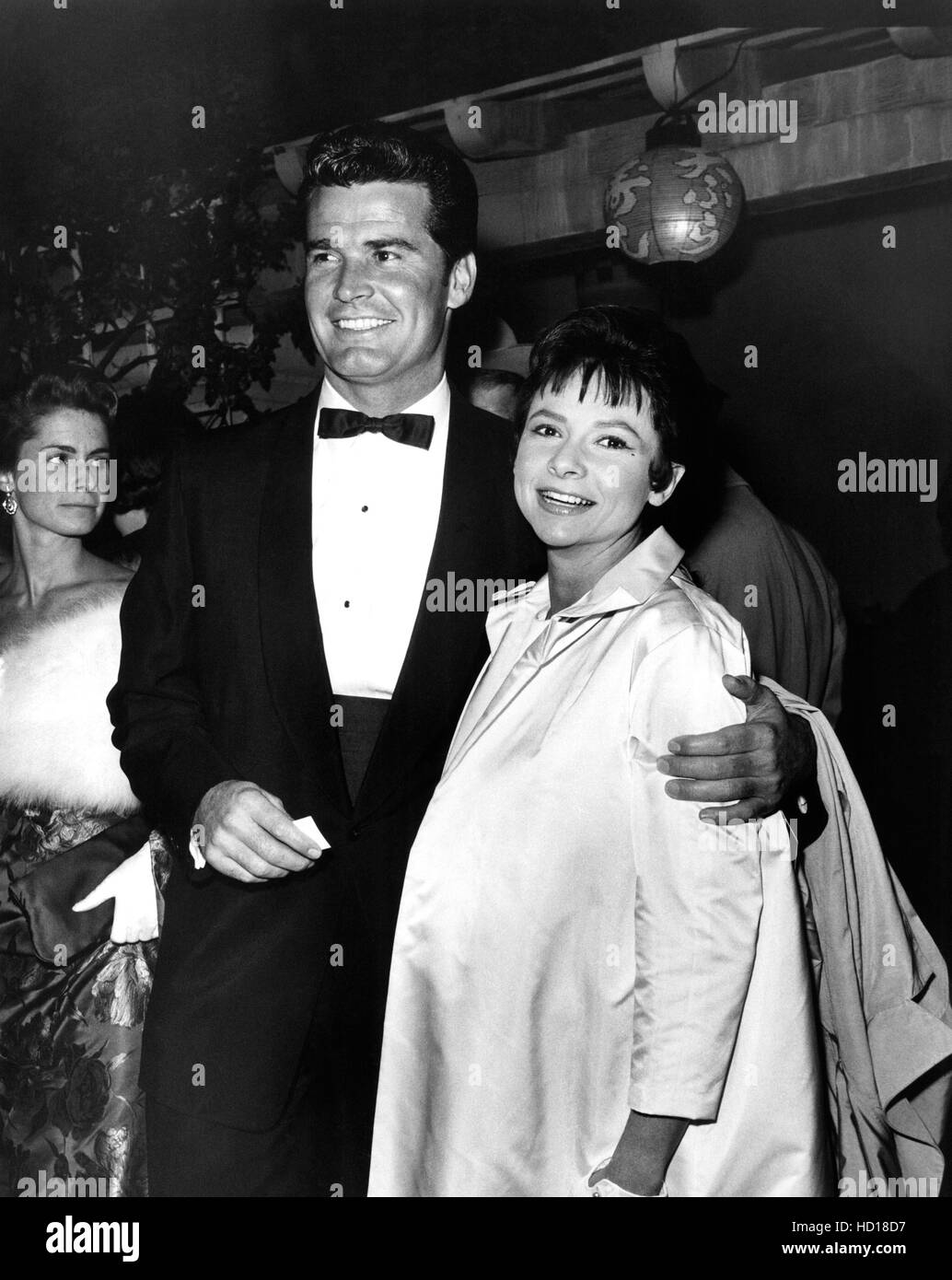 James Garner, Lois Garner at the premeire of SAYONARA, 1957 Stock Photo ...