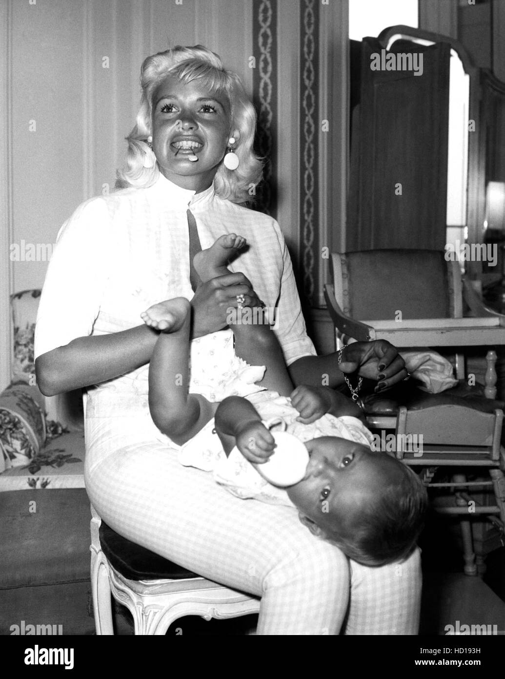 Jayne Mansfield diapering son Miklos Hargitay, 1960 Stock Photo - Alamy