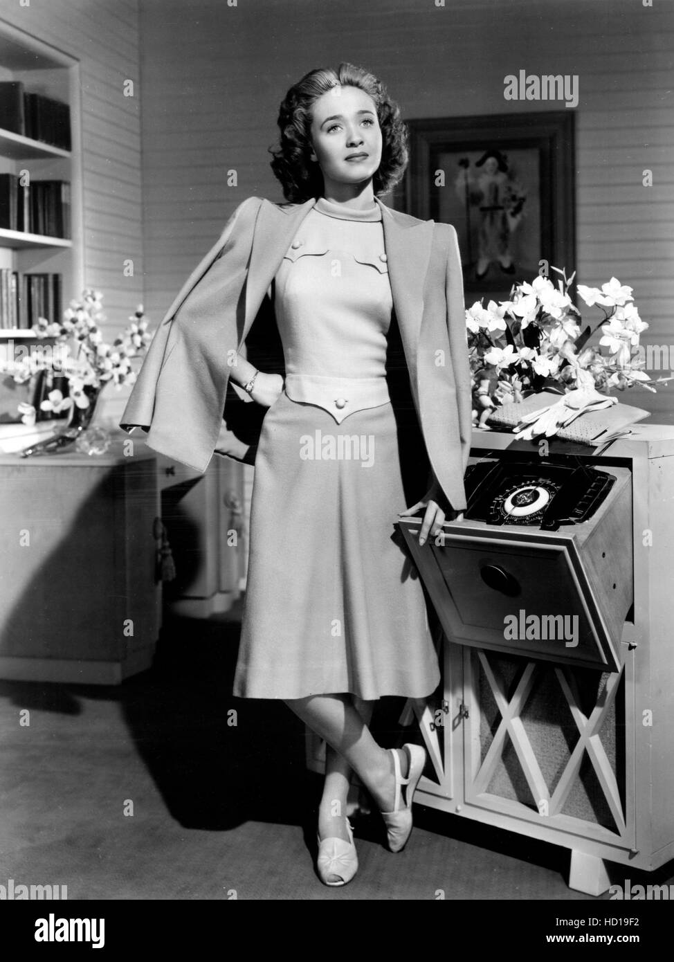 Radio 1940s listening hi-res stock photography and images - Alamy