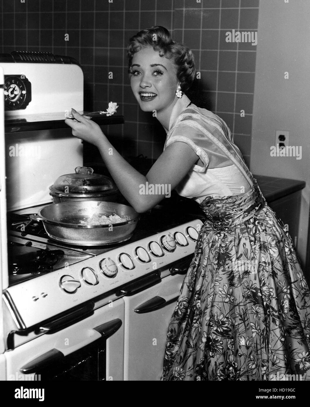 1950s kitchen hi-res stock photography and images - Alamy