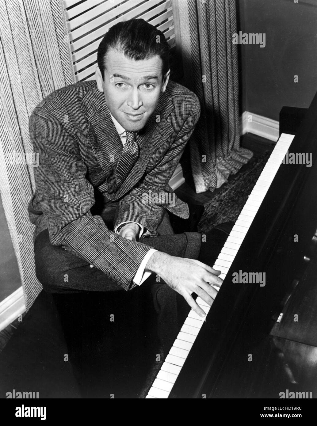 JAMES STEWART relaxes at the piano Stock Photo - Alamy