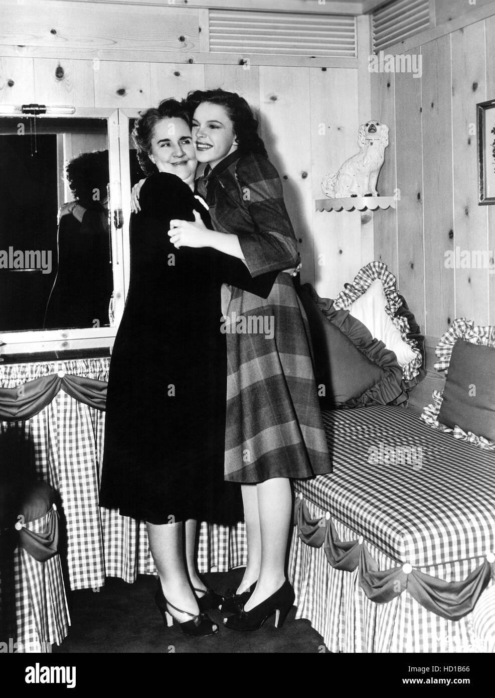 Ethel Gumm visits daughter Judy Garland in her new dressing room, 1942 ...