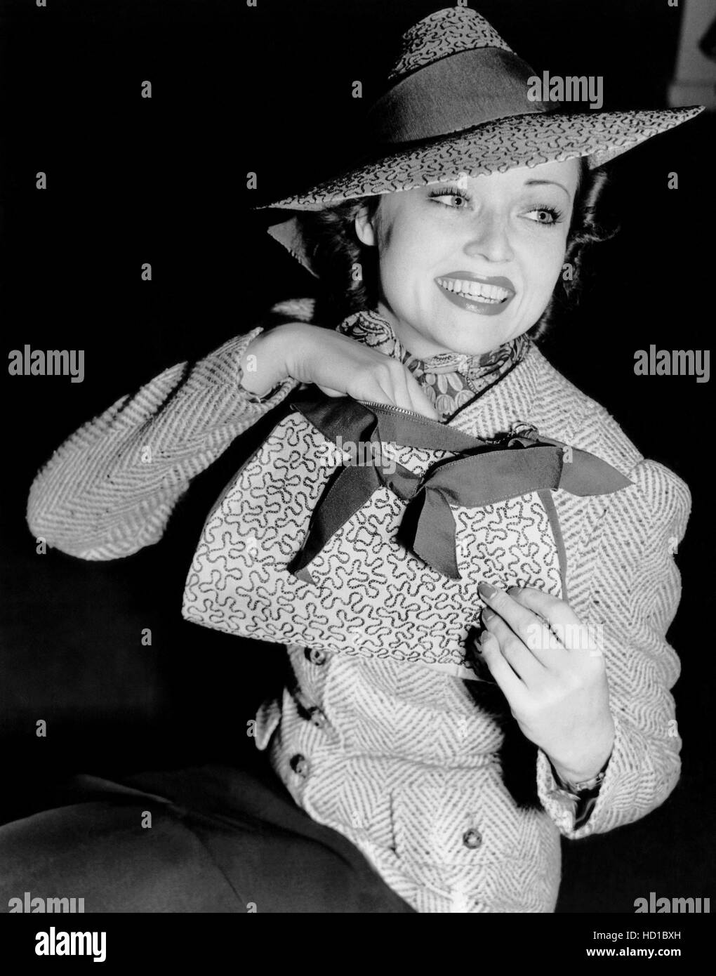 Lona Andre, showing off her matching hat and bag, 1939 Stock Photo - Alamy