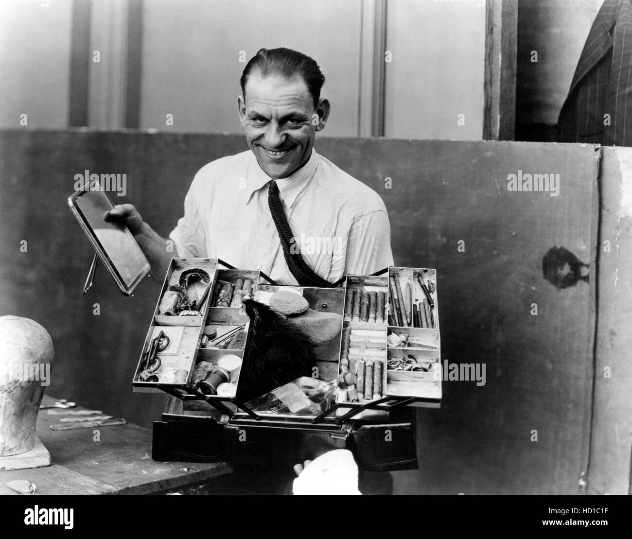 Lon Chaney, Sr., with his makeup kit, ca. 1922 Stock Photo - Alamy