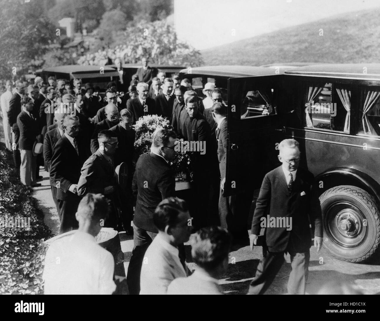 Funeral of Lon Chaney, Sr., Forest lawn, Los Angeles, August 29, 1930 ...