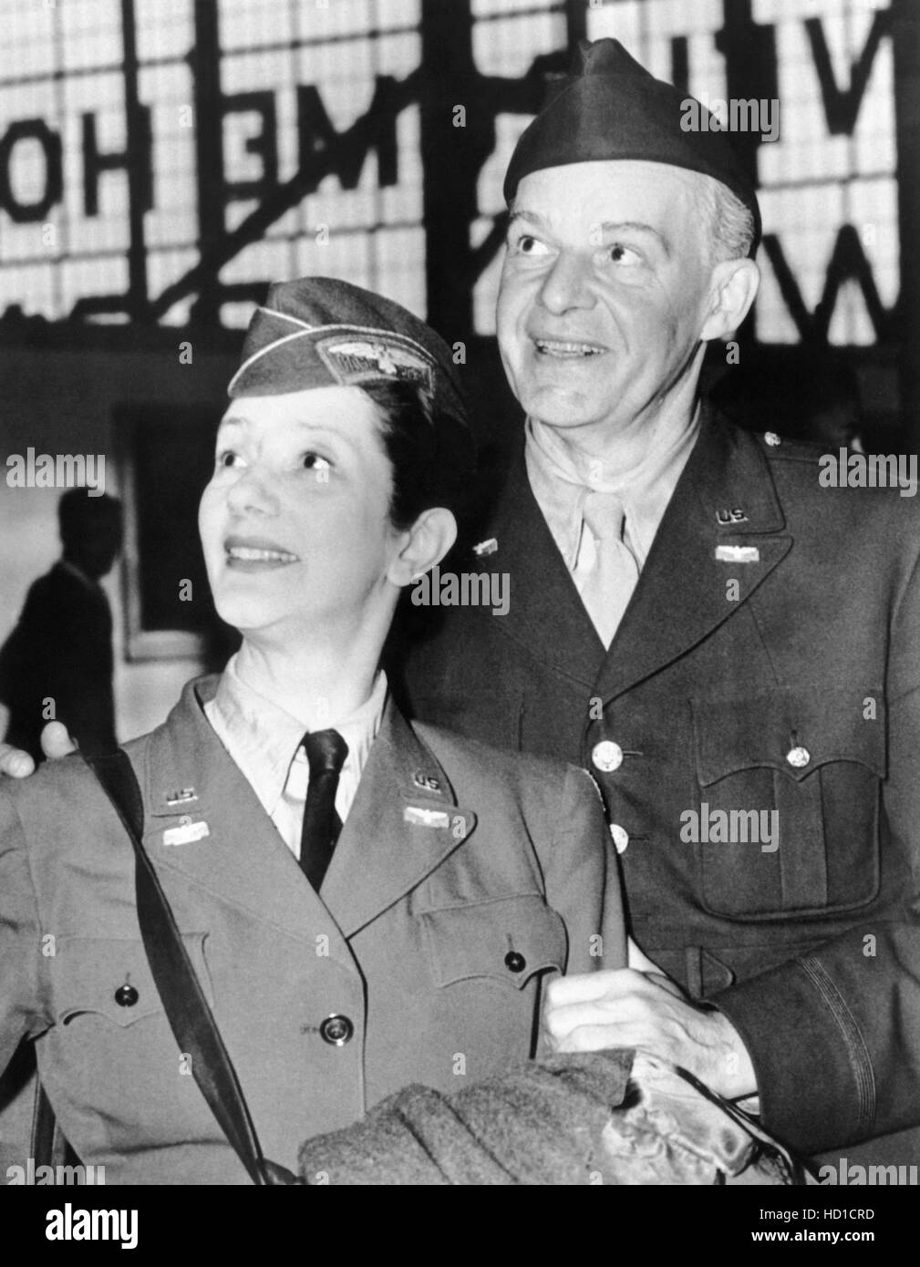 From left, Lynn Fontanne, Alfred Lunt, returning from an ove rseas trip ...