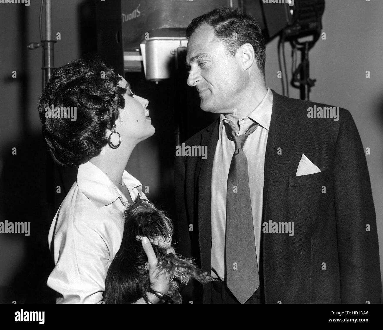 CAT ON A HOT TIN ROOF, Elizabeth Taylor, Mike Todd on set, 1958 Stock ...