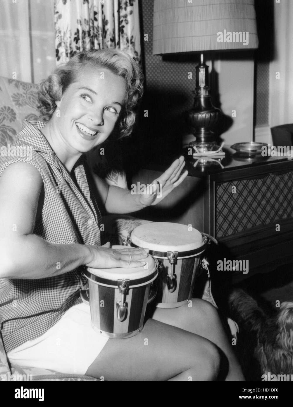 Mona Freeman plays the bongo drums beatnik-style, 1958 Stock Photo - Alamy