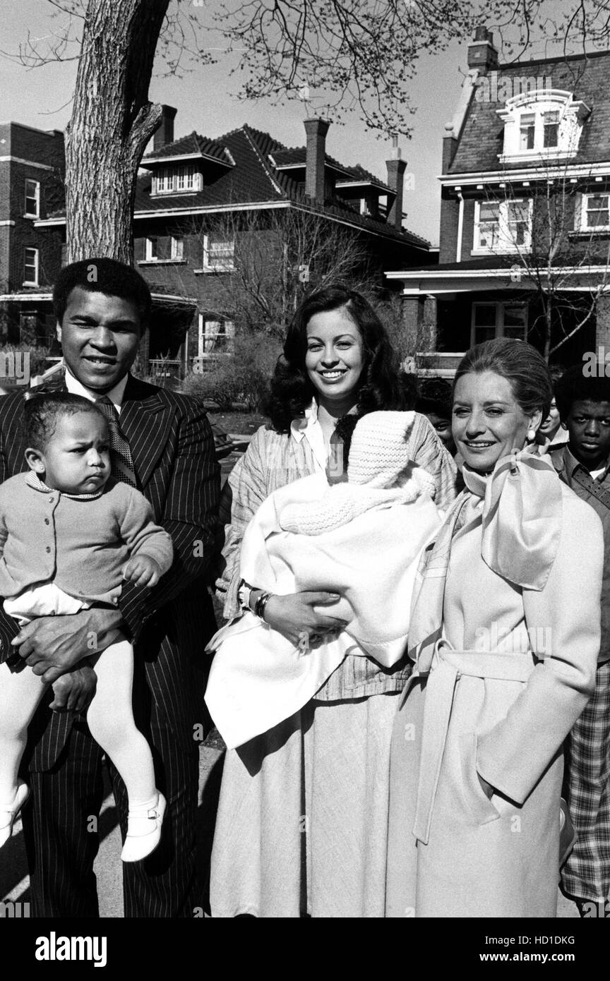 Muhammad Ali holding daughter Hana Ali, Veronica Ali holding daughter ...