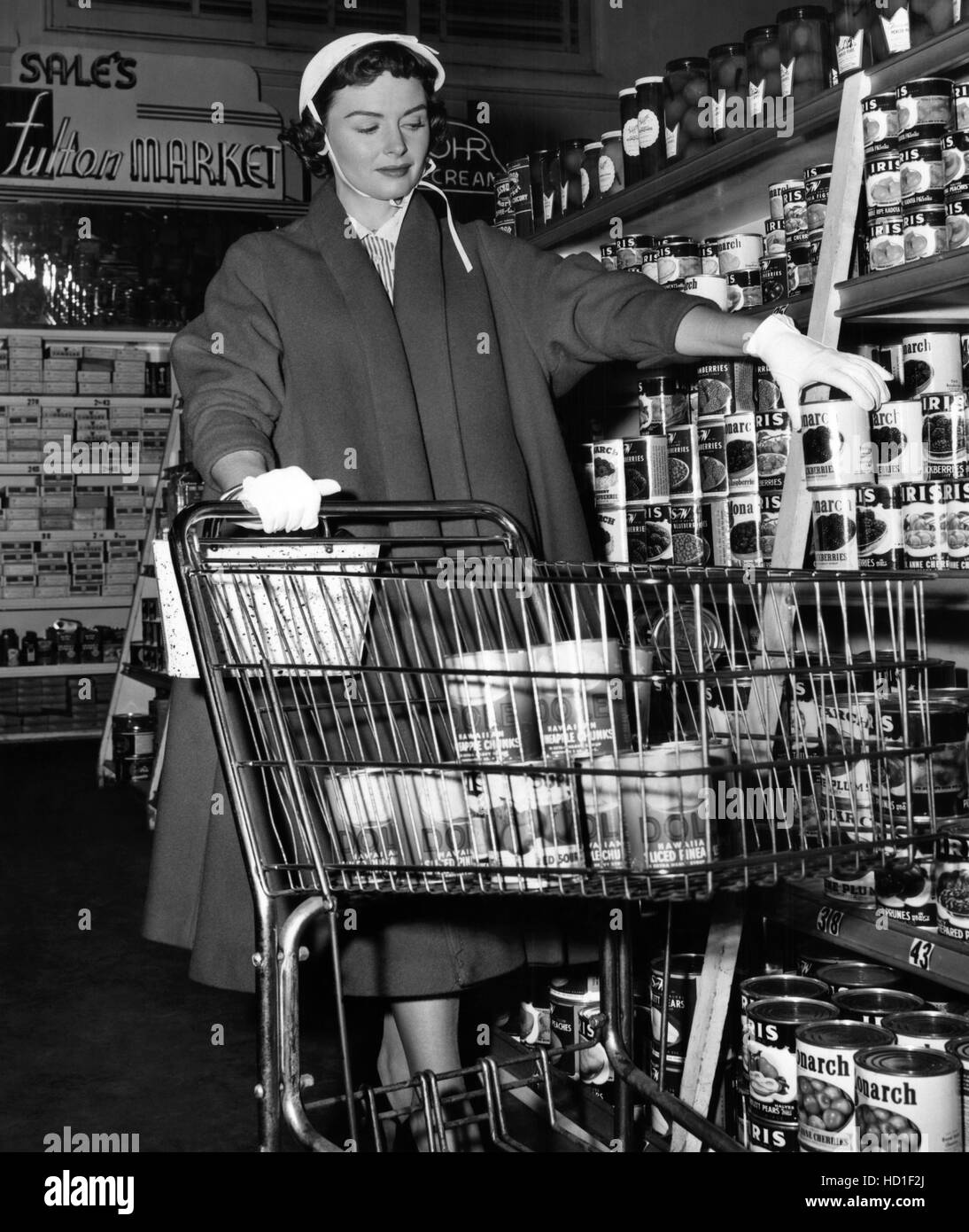 Donna Reed food shopping, 1955 Stock Photo - Alamy