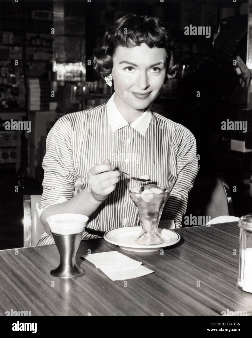Donna Reed eating fruit-topped gelatin, 1955 Stock Photo - Alamy