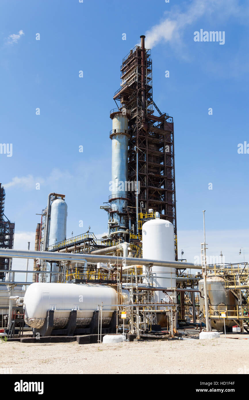 Refinery tower hi-res stock photography and images - Alamy