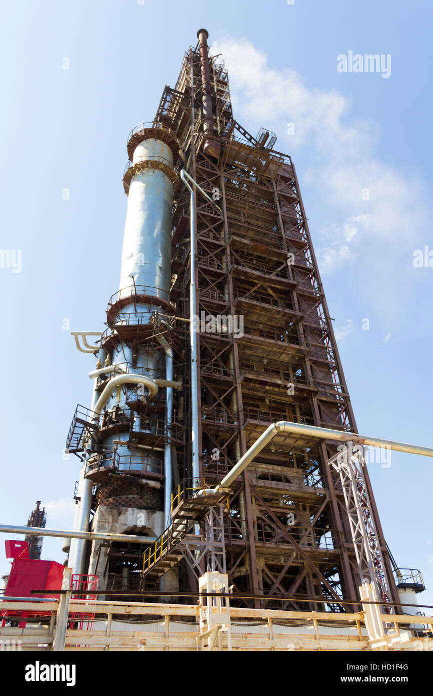 Industrial of refinery tower for making gasoline Stock Photo - Alamy