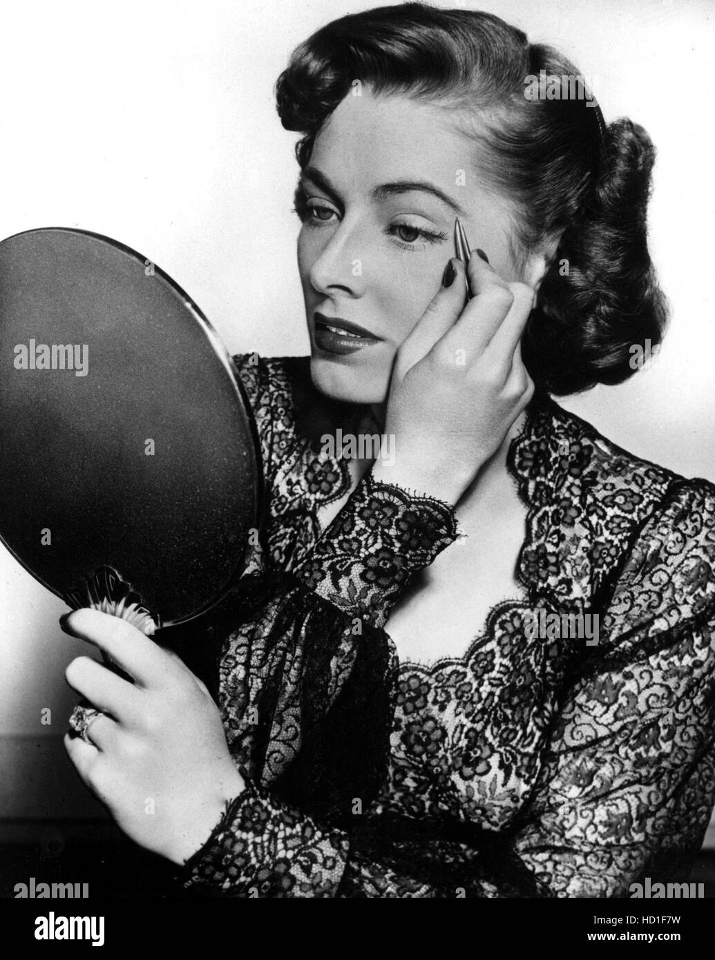 ELEANOR PARKER applying eye makeup, 1949 Stock Photo - Alamy