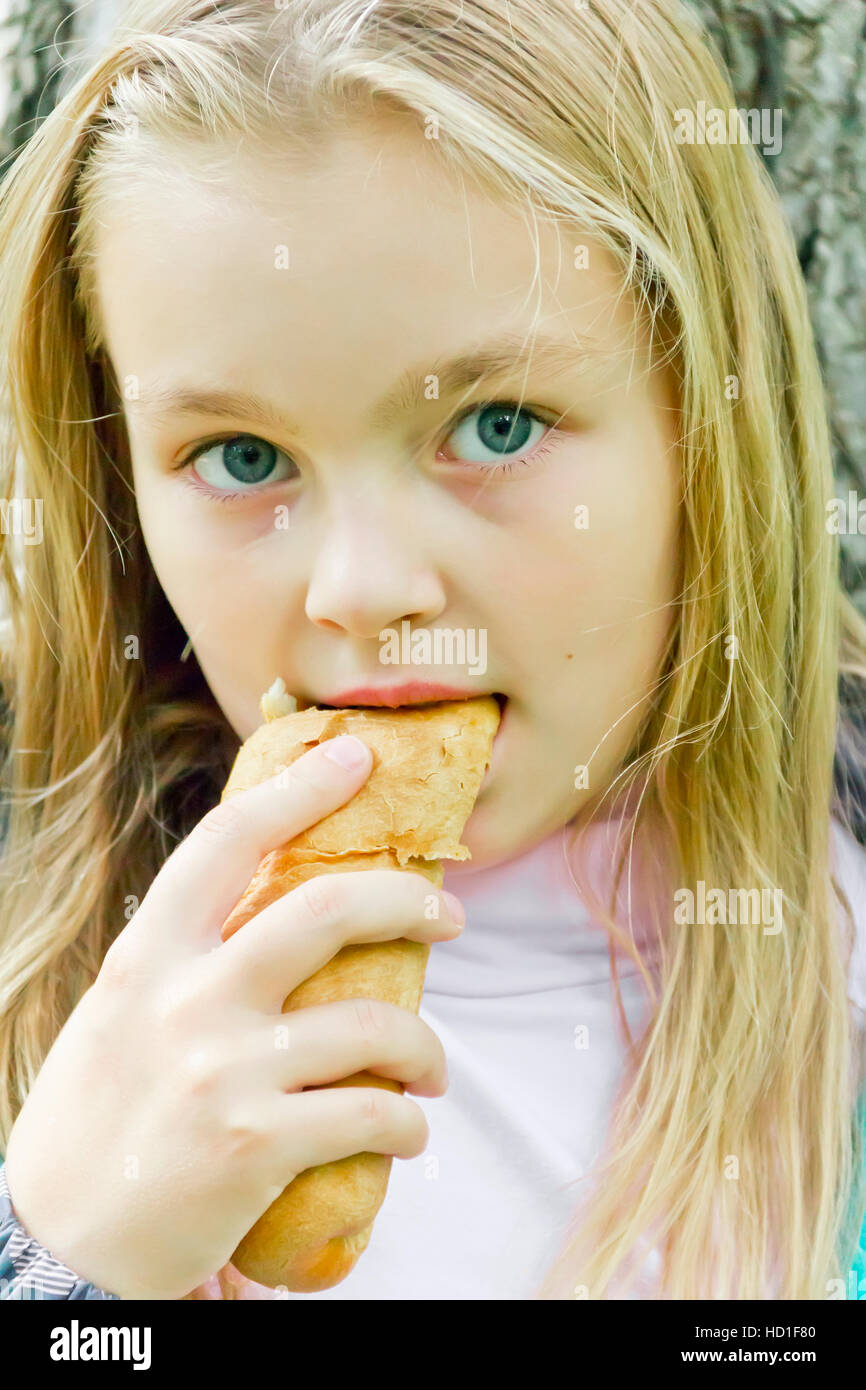 Photo of eating cute girl with blond hair Stock Photo - Alamy