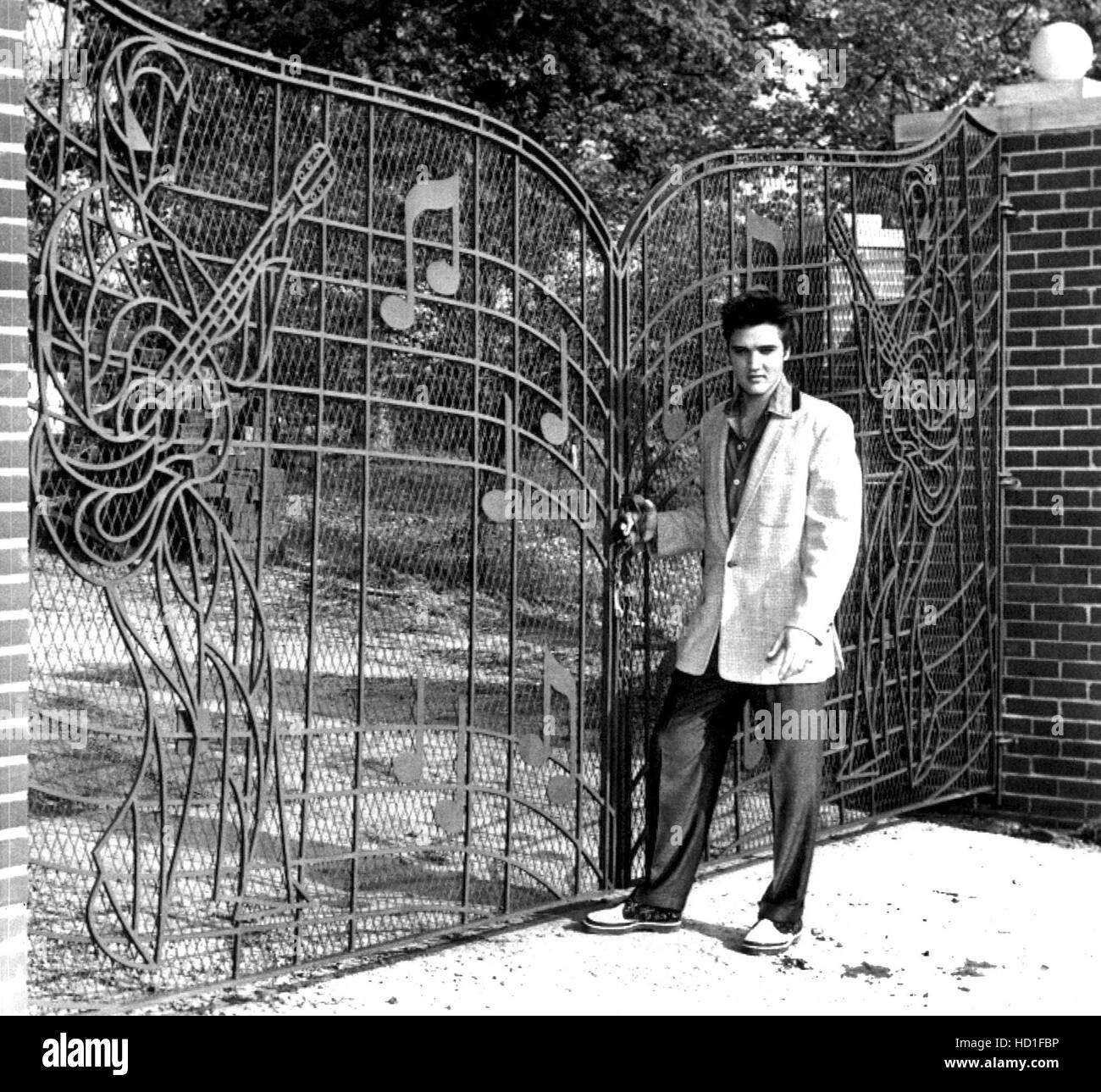 ELVIS PRESLEY stands in front of the gates to Graceland, 4/26/57 Stock ...