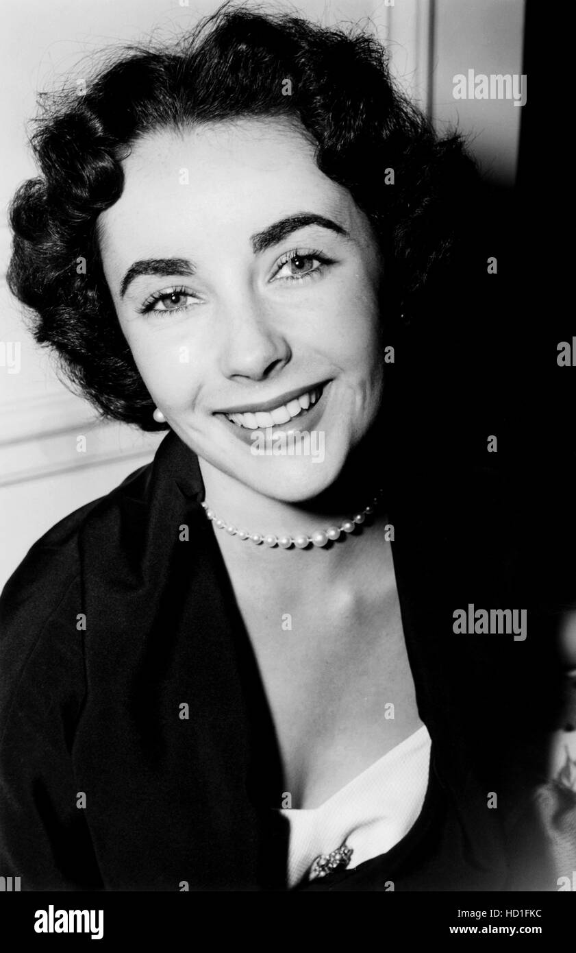 Elizabeth Taylor, arriving in London from Paris, June 10, 1950 Stock ...