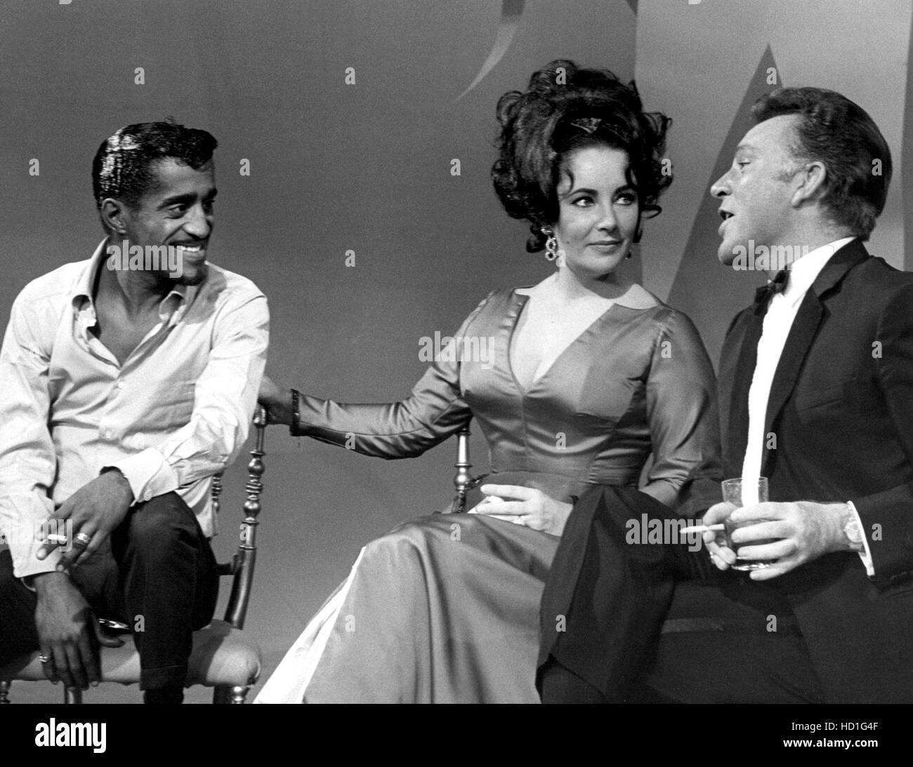 Sammy Davis Jr., Elizabeth Taylor, Richard Burton relax on the set of ...