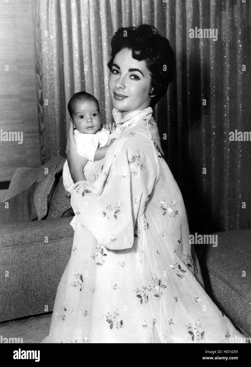 Elizabeth Taylor at home with newborn son Christopher Wilding, 1955 ...