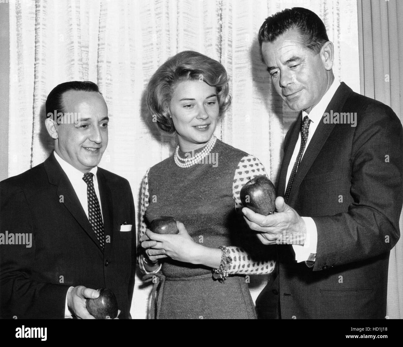 From left, Loew's manager Frank Arena, Hope Lange, Glenn Ford, at ...