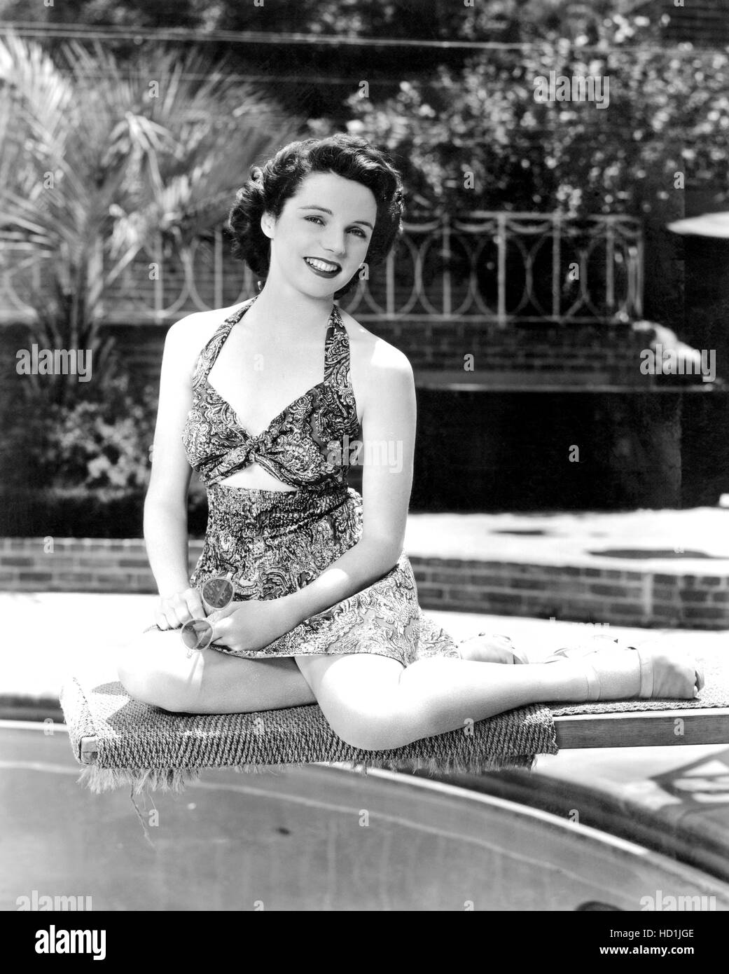 Jane Wyatt relaxing by the pool at her home, ca. 1940s Stock Photo - Alamy