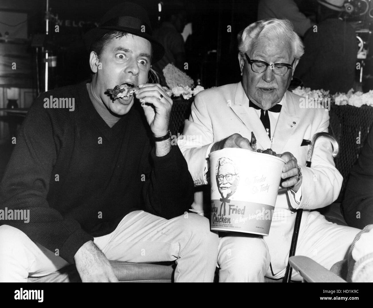 JERRY LEWIS splits a bucket of Kentucky Fried Chicken with COLONEL ...