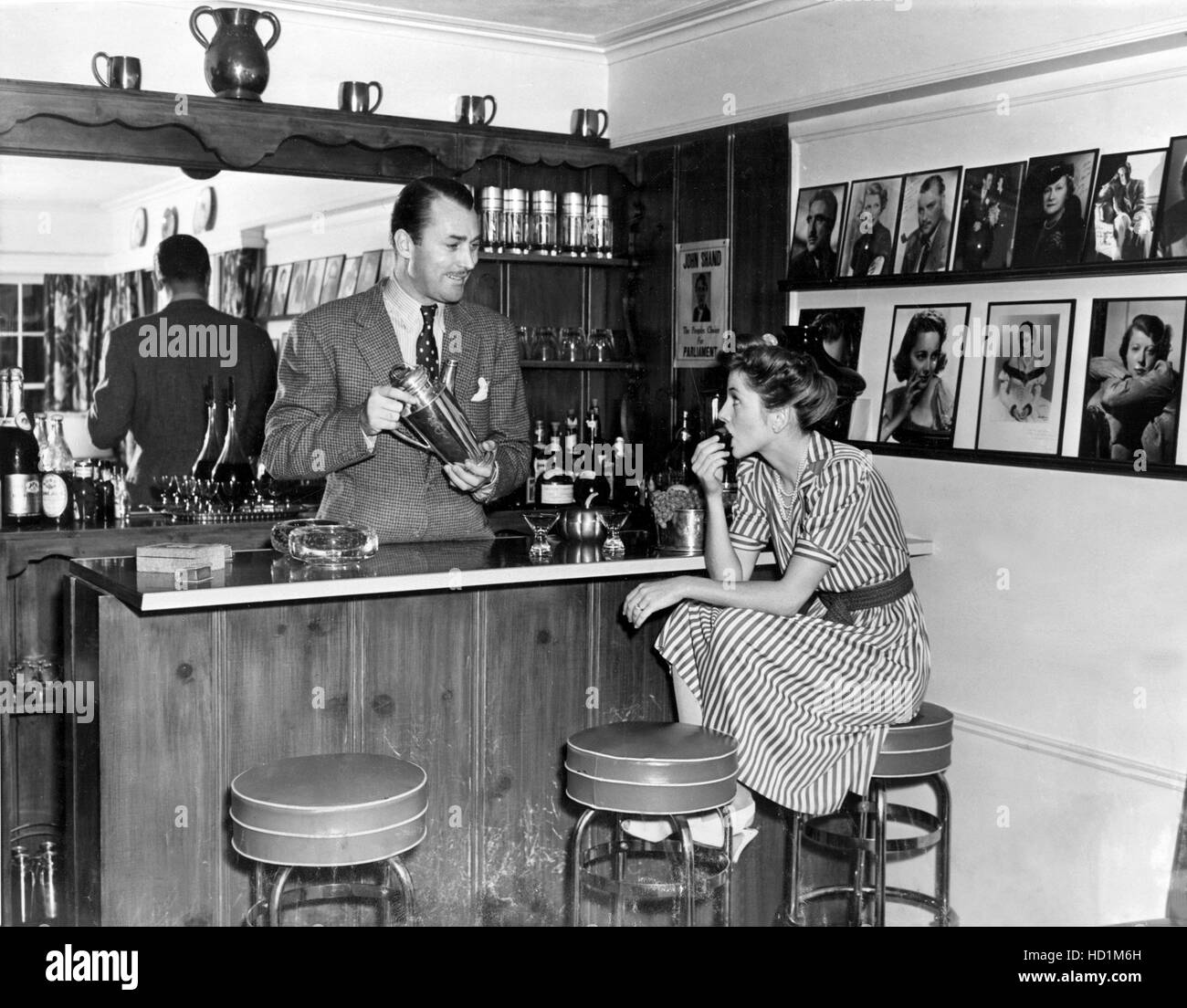 Brian Aherne, Joan Fontaine at their bar at home, 1940 Stock Photo - Alamy