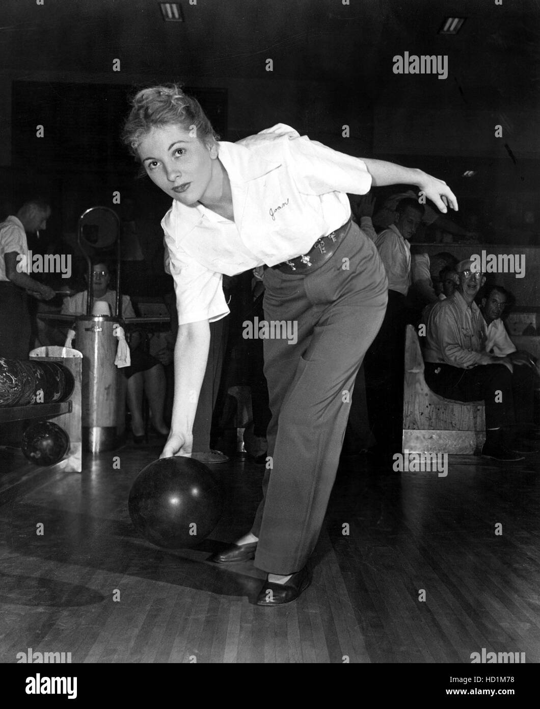 Joan Fontaine bowling in Hollywood, 1948 Stock Photo - Alamy
