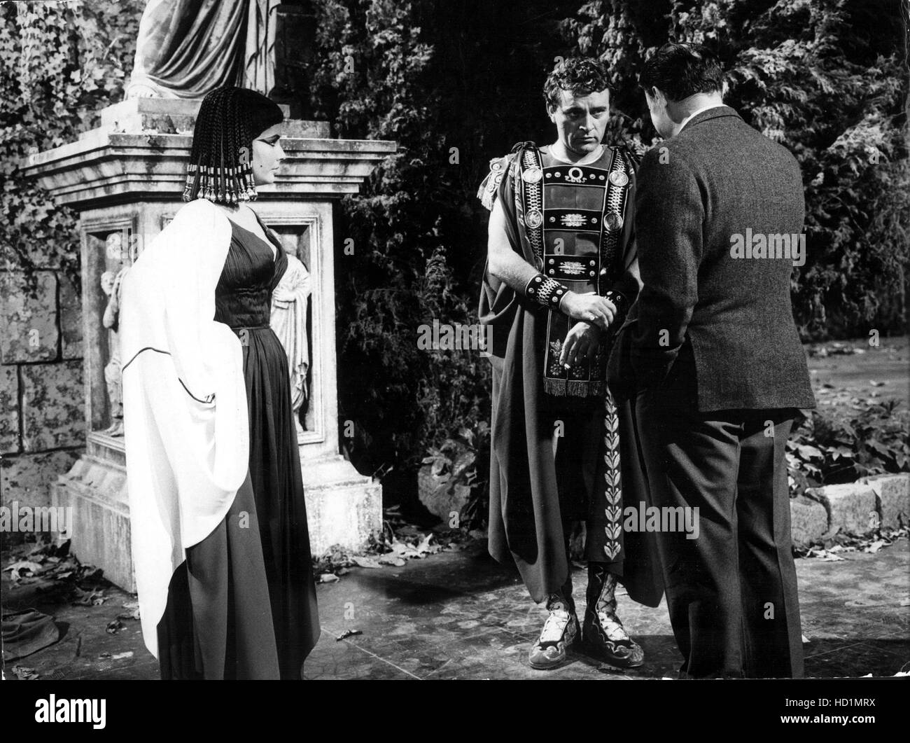 Joseph L. Mankiewicz (right) directing Elizabeth Taylor and Richard ...