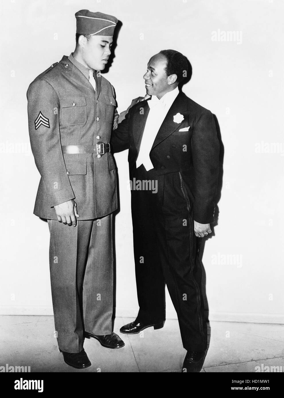 Boxer Joe Louis, left, now a U.S. Army sergeant, meets Eddie Anderson ...