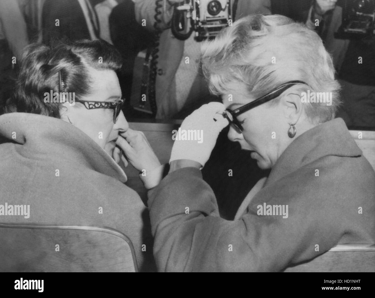 LANA TURNER and mother MILDRED TURNER in Los Angeles court waiting to ...